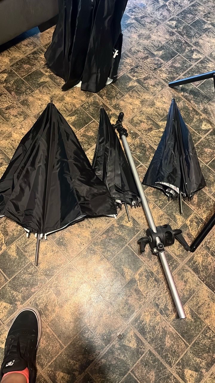 Black Photography Studio Umbrellas with Light Stand for Sale in San ...