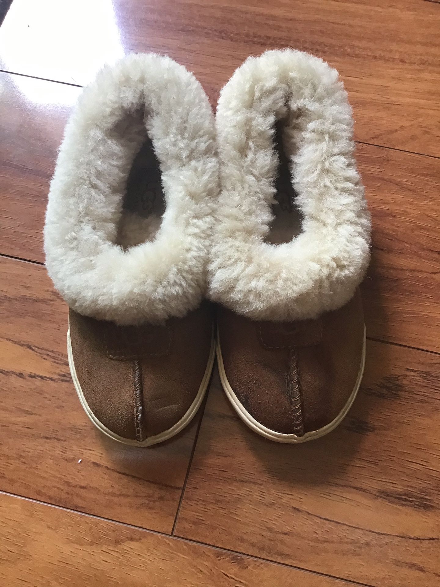 UGG Australia Kids Rylan Slippers size 13 for Sale in Racine, WI - OfferUp