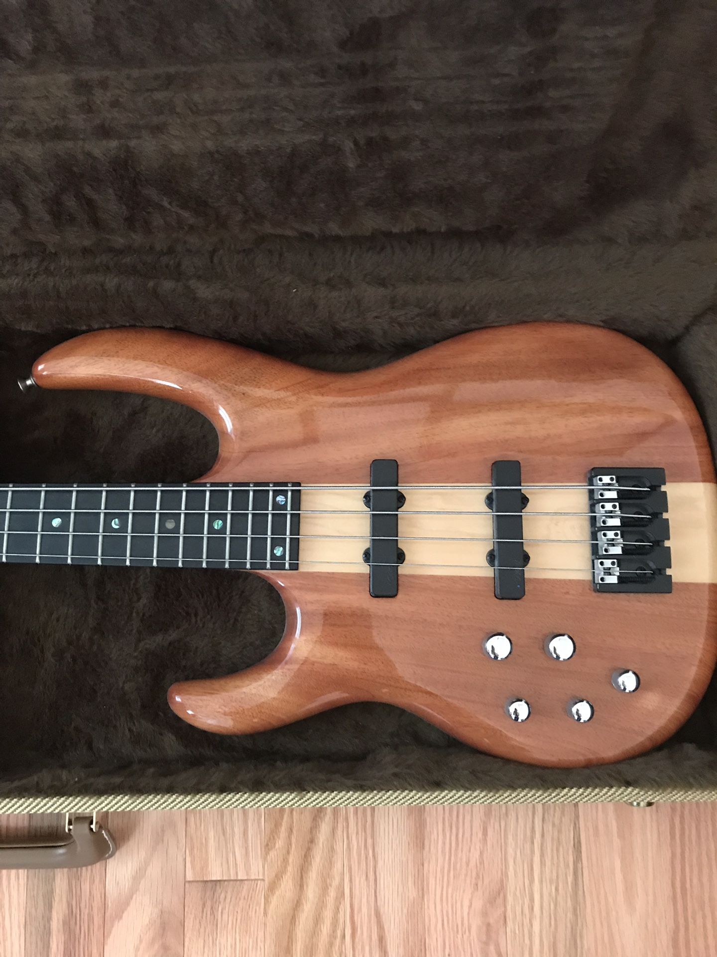 Carvin left handed lb70 bass guitar for Sale in Moorestown, NJ - OfferUp