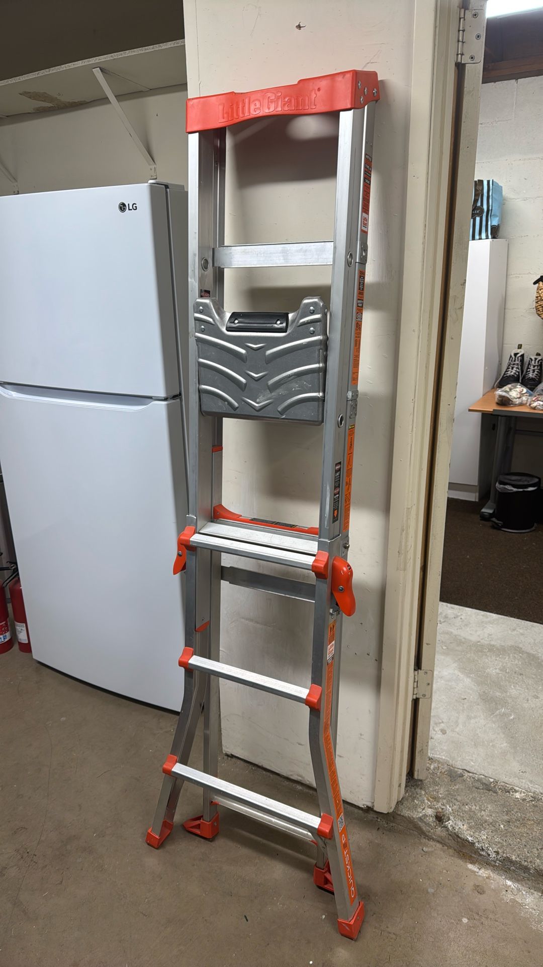 Ladder 6’ for Sale in San Diego, CA - OfferUp