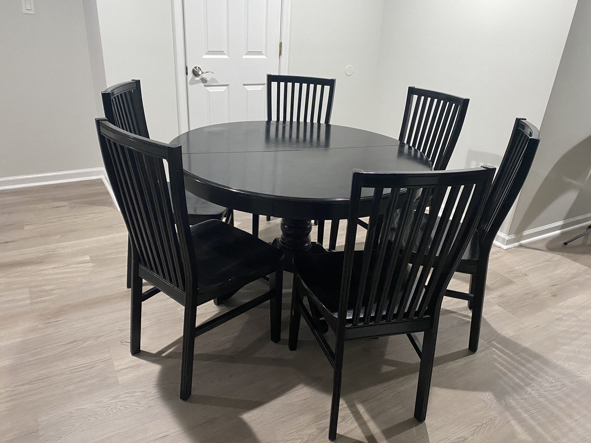 Pier One Import Dinning Round Table for Sale in Marlboro, NJ - OfferUp
