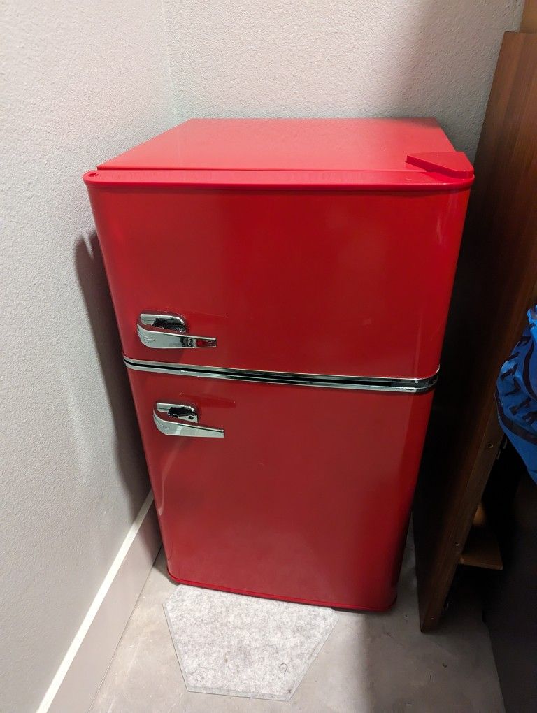 Insignia Red Mini Fridge for Sale in Austin, TX - OfferUp