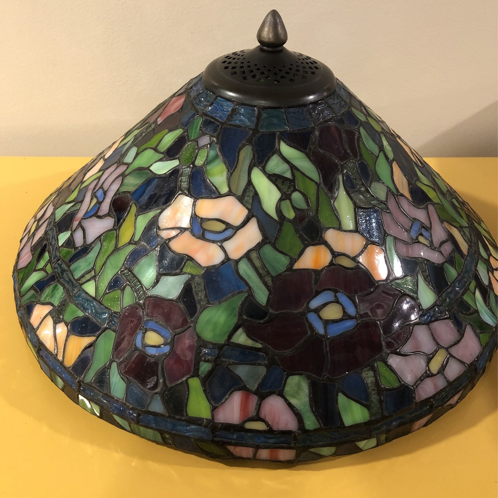 Beautiful Tiffany Style Table Lamp Shade for Sale in Chicago, IL - OfferUp