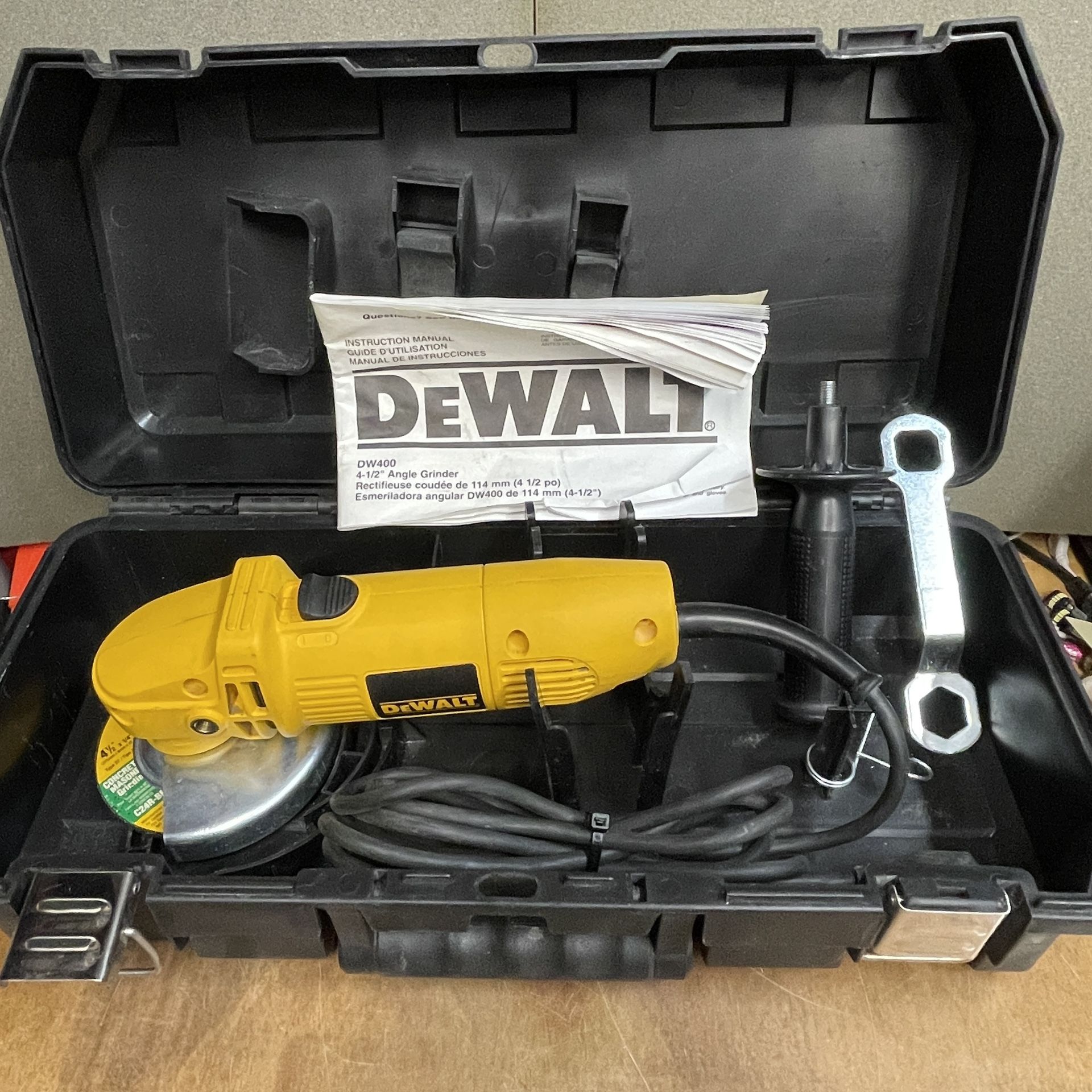 DEWALT DW400 4-1/2” CORDED ANGLE GRINDER for Sale in Los Angeles, CA ...