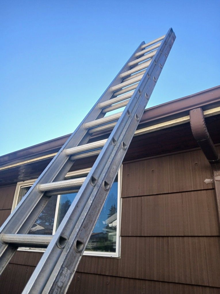 40ft Aluminum Ladder for Sale in Tacoma, WA - OfferUp