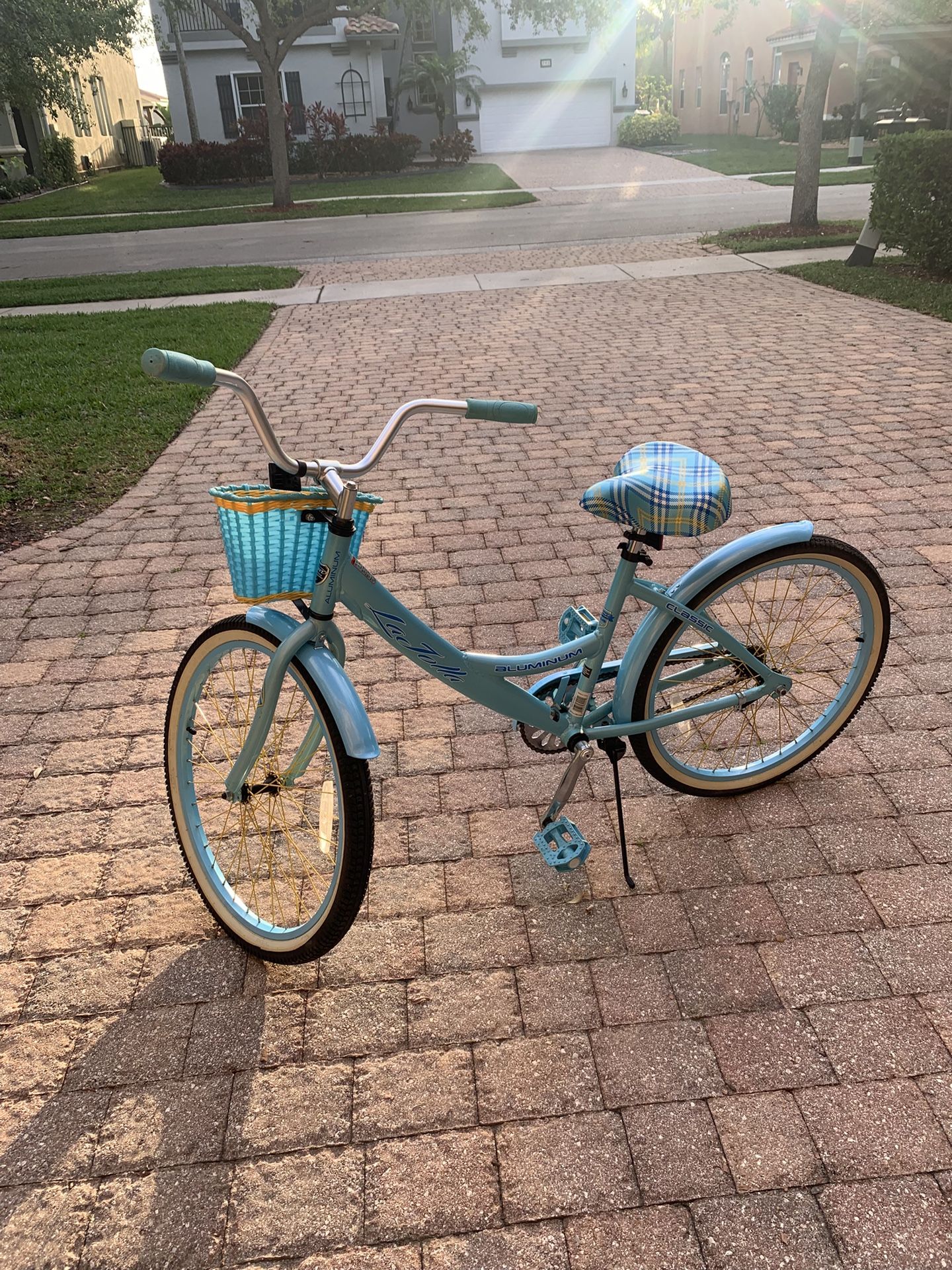 Girls Blue 24” Cruiser Bicycle for Sale in West Palm Beach, FL - OfferUp