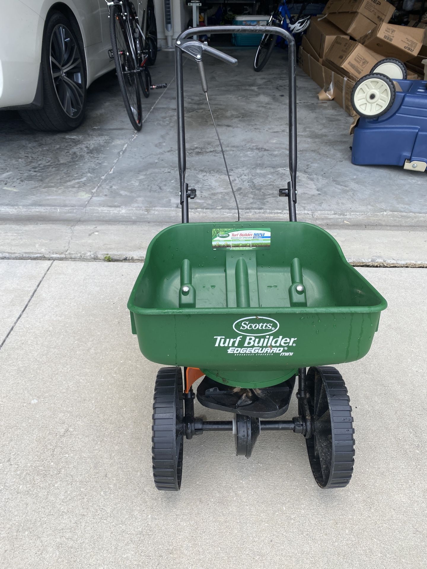 Scott’s Turf Builder EdgeGuard Mini Broadcast Spreader for Sale in ...
