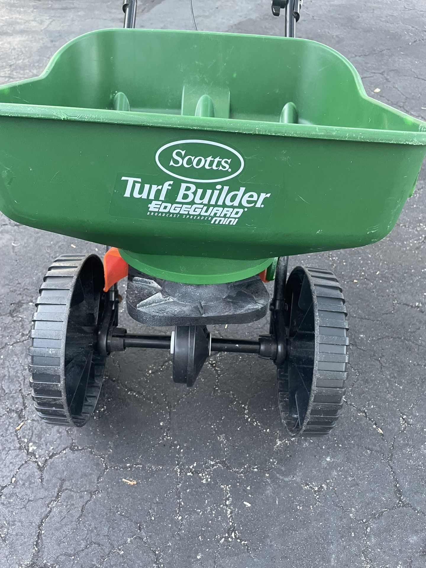 Scott fertilizer spreader for Sale in Pompano Beach, FL - OfferUp