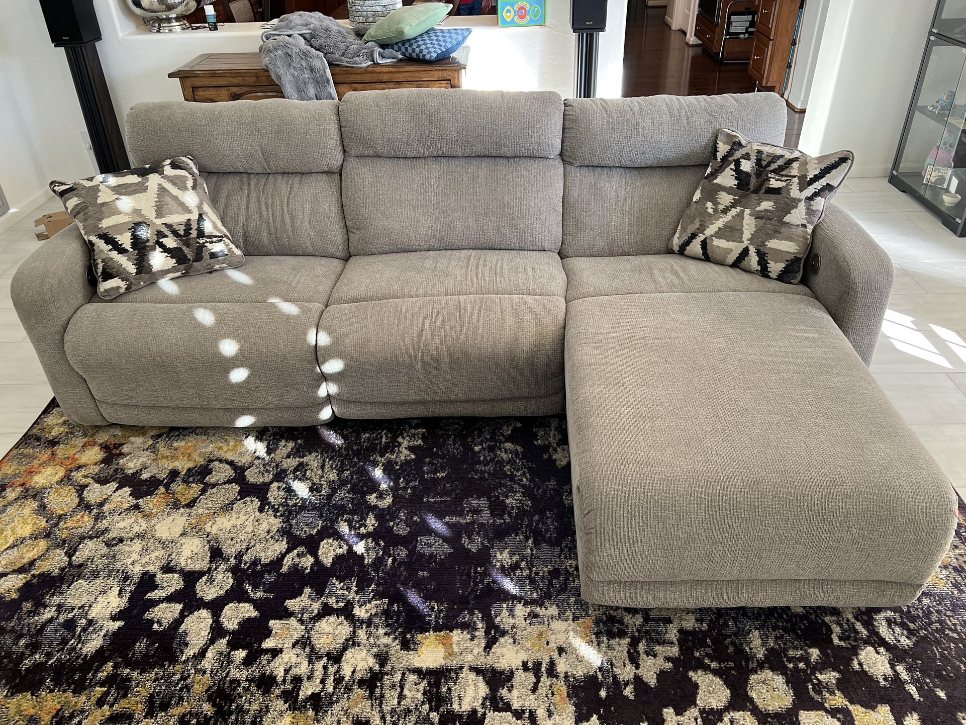 Sectional Electric Reclining Couch With Chaise for Sale in Peoria, AZ - OfferUp
