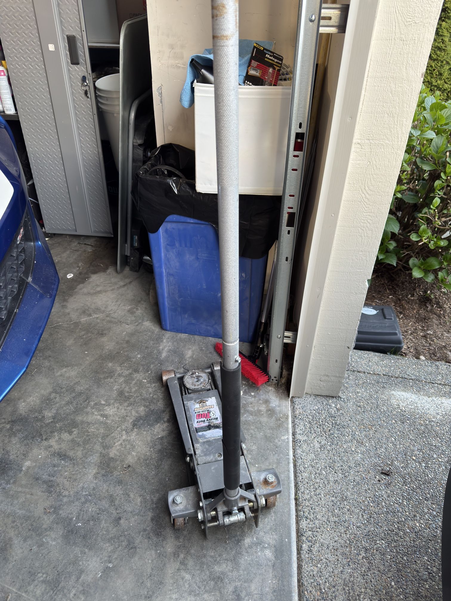 Free Harbor Freight Car Jack for Sale in Federal Way, WA - OfferUp