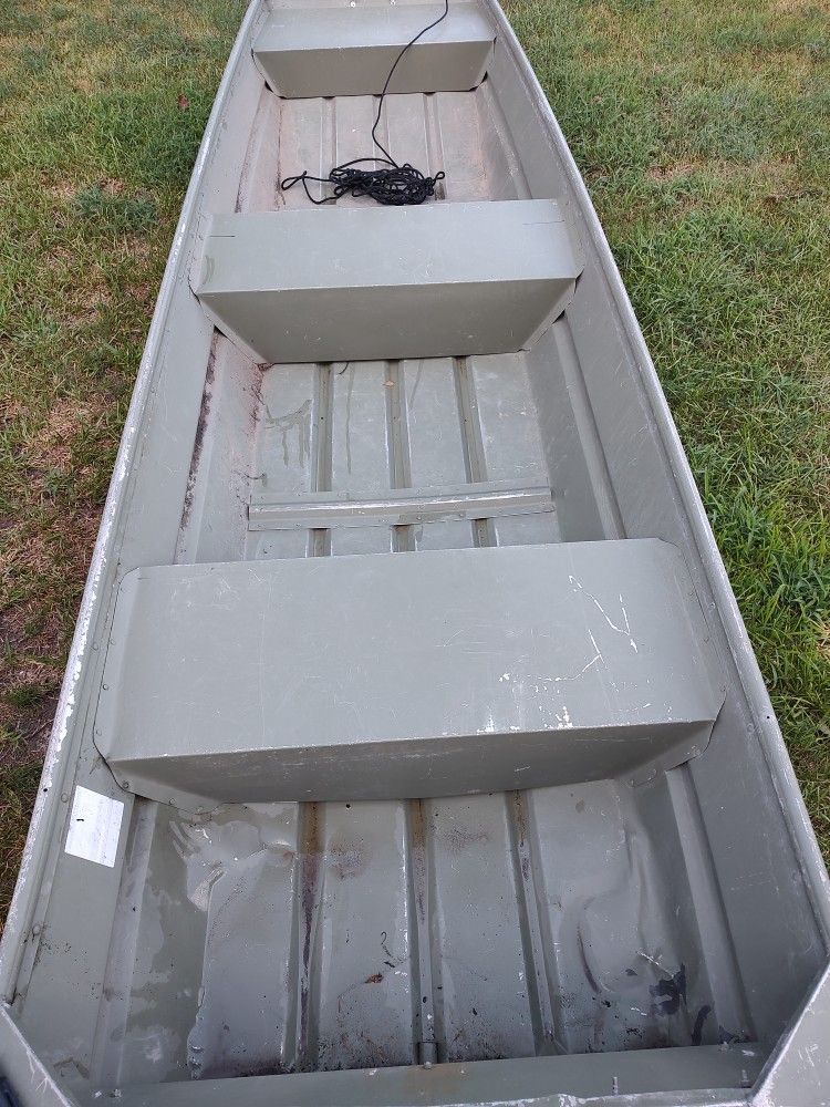 12ft Jon Boat W/ Deck for Sale in Pasadena, TX - OfferUp