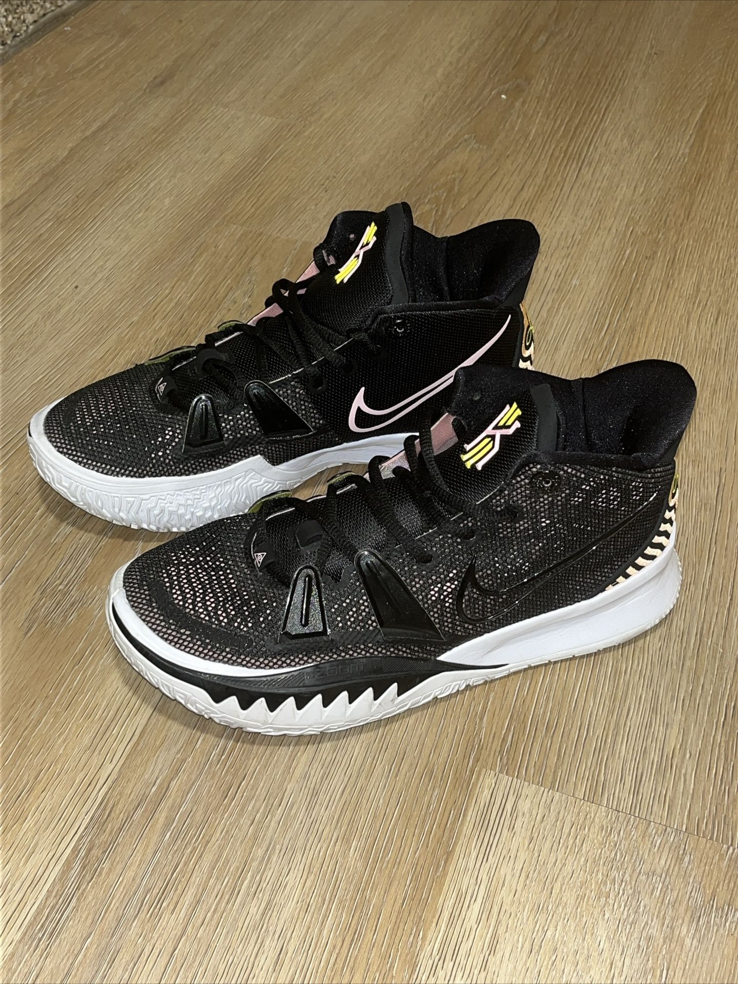 MINT COND. KYRIE SEVEN RIPPLE EFFECT Black/Pink MENS SIZE 8.5 ...