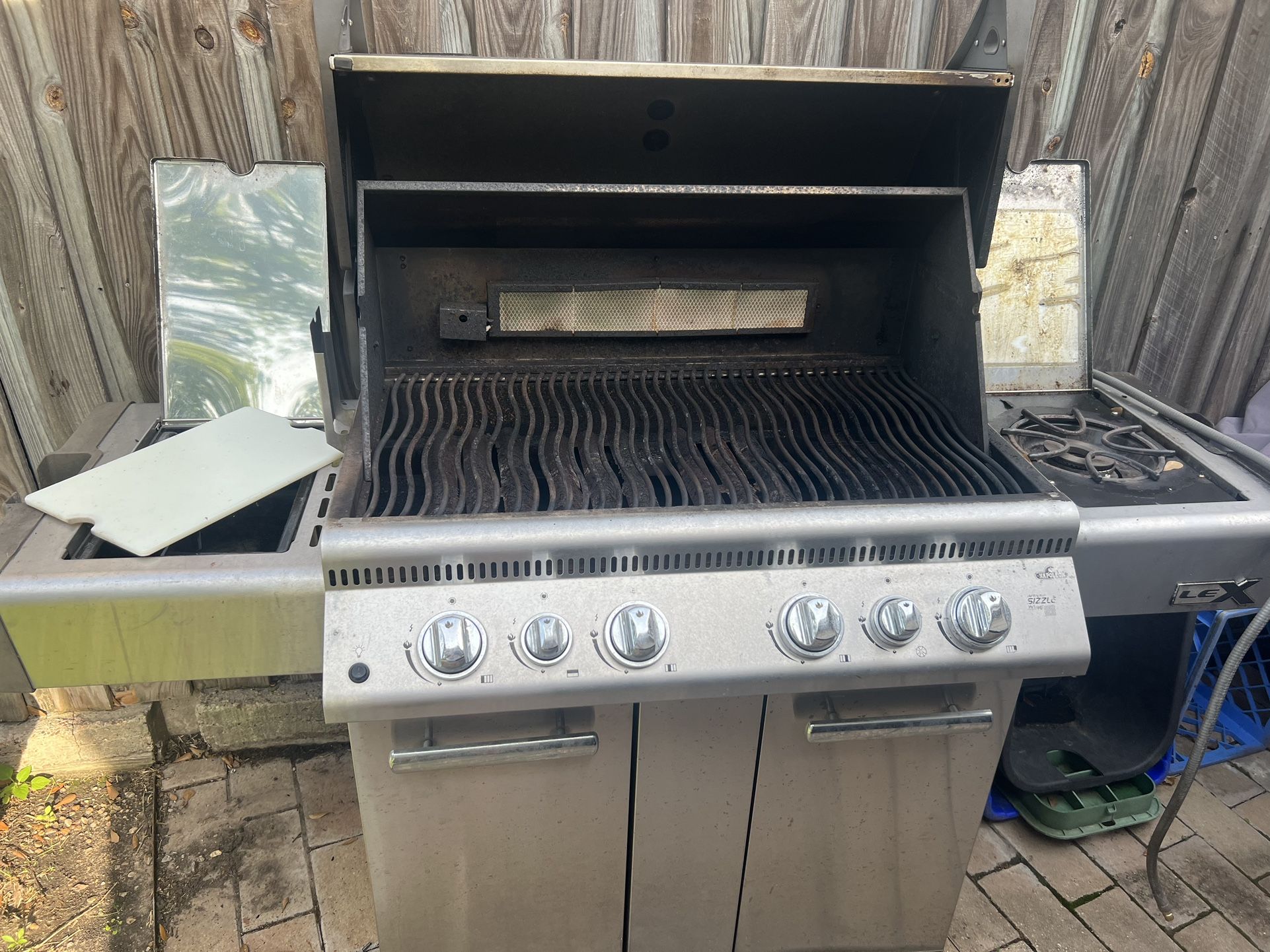 Napoleon Lex 605 Natural Gas Grill for Sale in Houston, TX - OfferUp