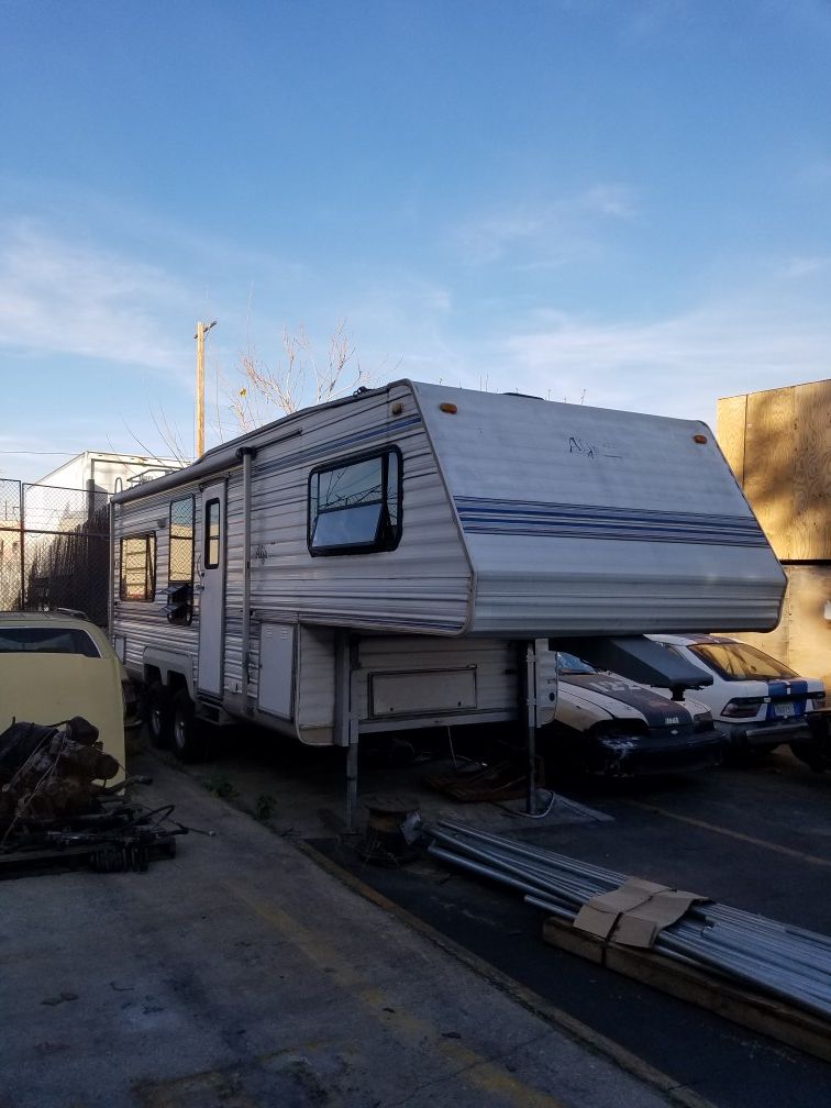 5th wheel for sale! 1990 skyline algo trailer for Sale in Los Angeles ...