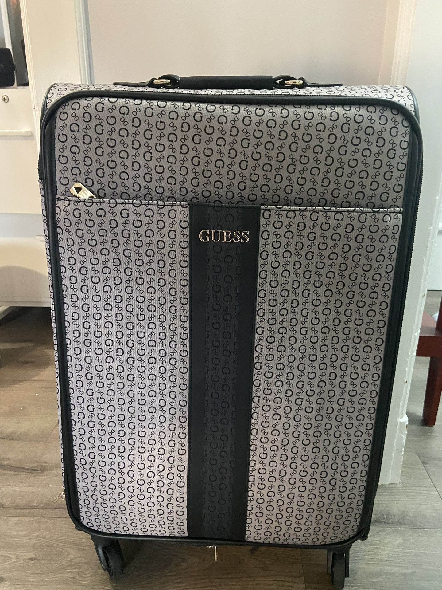 Guess Luggage Set for Sale in Long Beach, CA - OfferUp