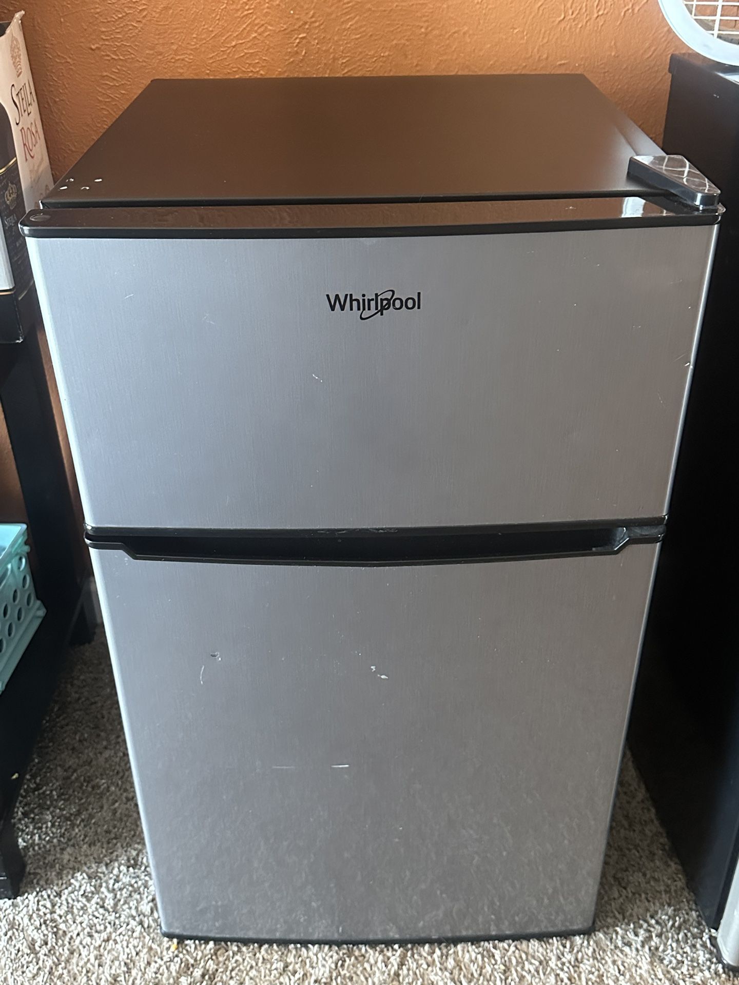 Mini Fridge Whirlpool for Sale in Dallas, TX - OfferUp