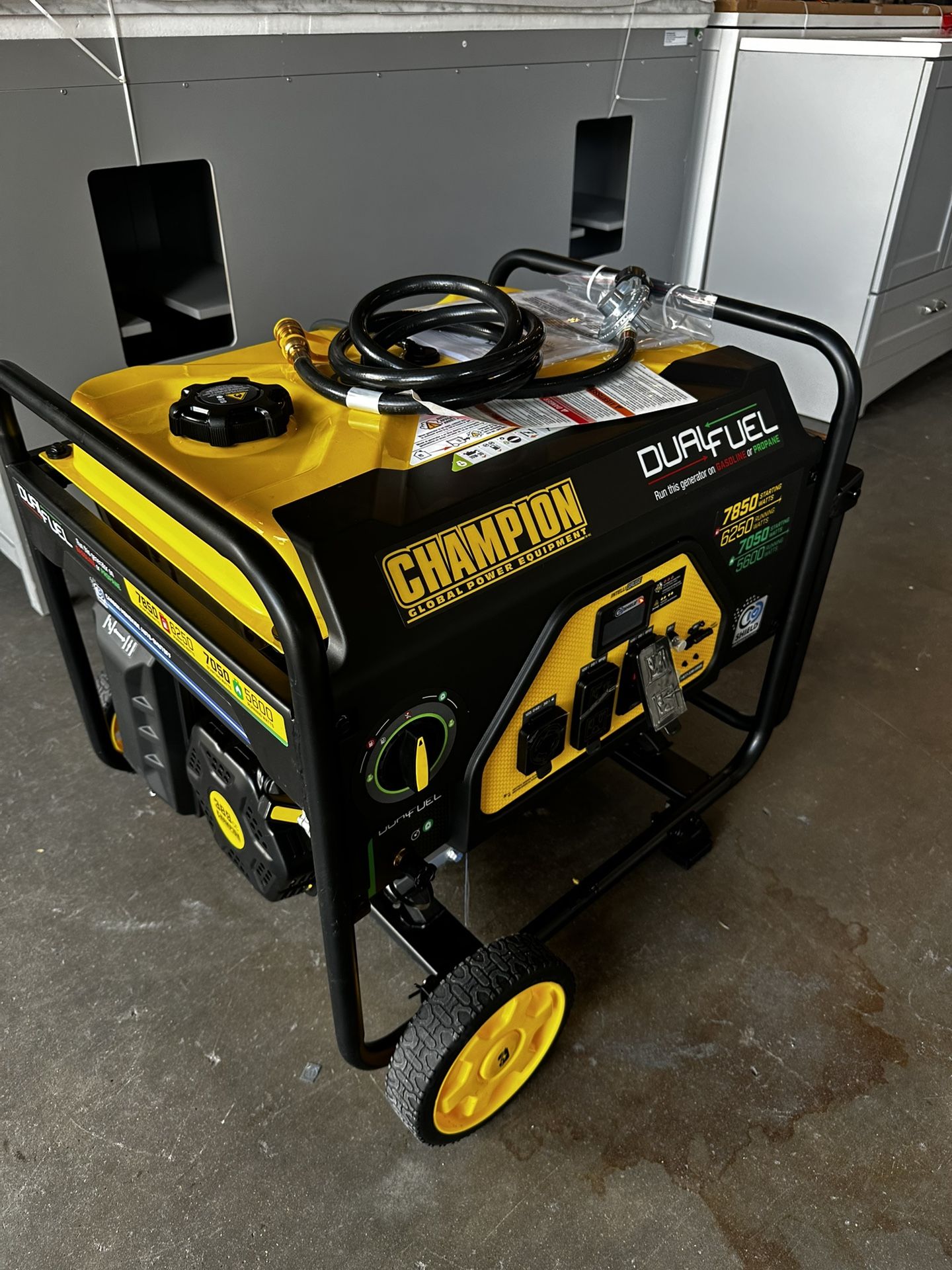 Champion Power Equipment 7850/6250-Watt Gasoline and Propane Powered ...