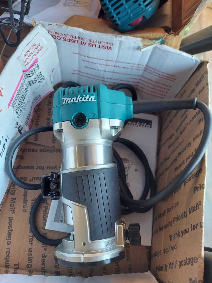 Makita 6.5 Amp 1-1/4 HP Corded Fixed Base Variable Speed Compact Router ...