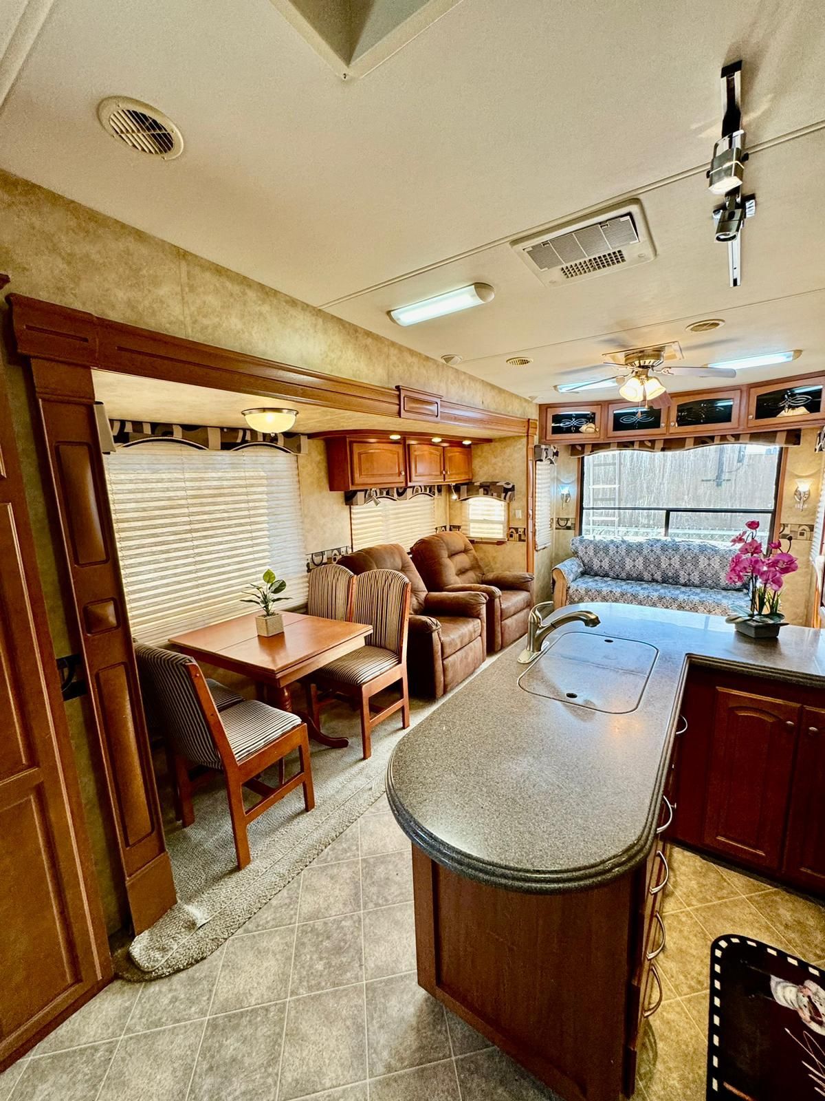 2009 Heartland Landmark Fifth Wheel / Rv/ Travel Trailer for Sale in ...
