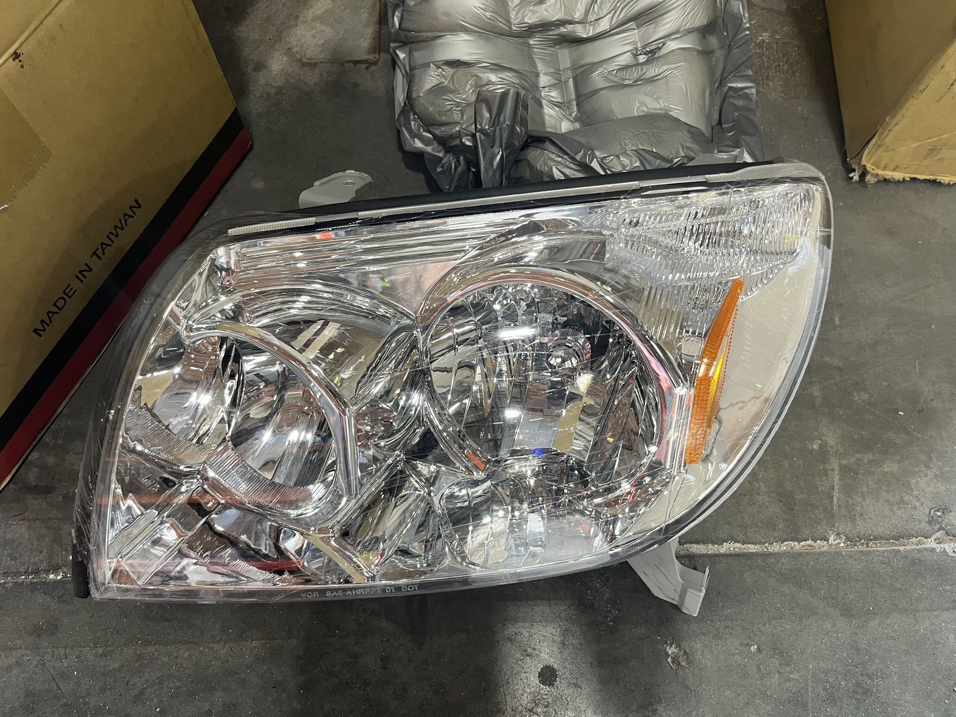 03-05 Toyota 4Runner Headlight for Sale in Irwindale, CA - OfferUp