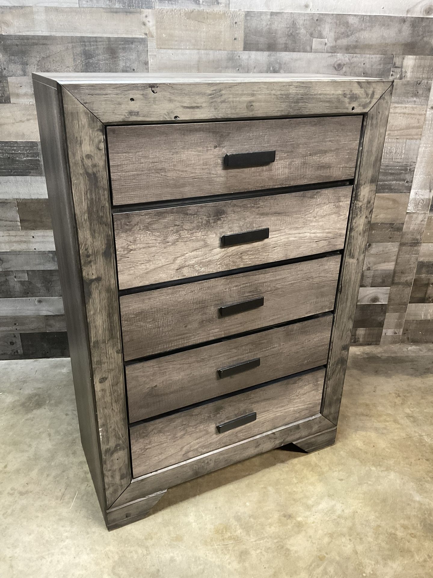 Fantastic Gray 5-Pull Chest of Drawers in New Condition for Sale in San ...