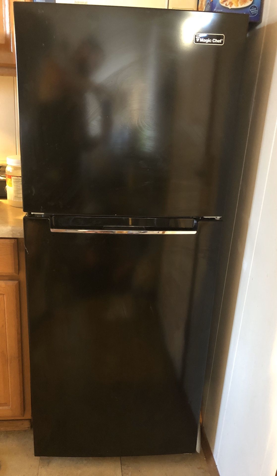 Magic Chef 10.1 cu. ft. Top Freezer Refrigerator in Black for Sale in ...