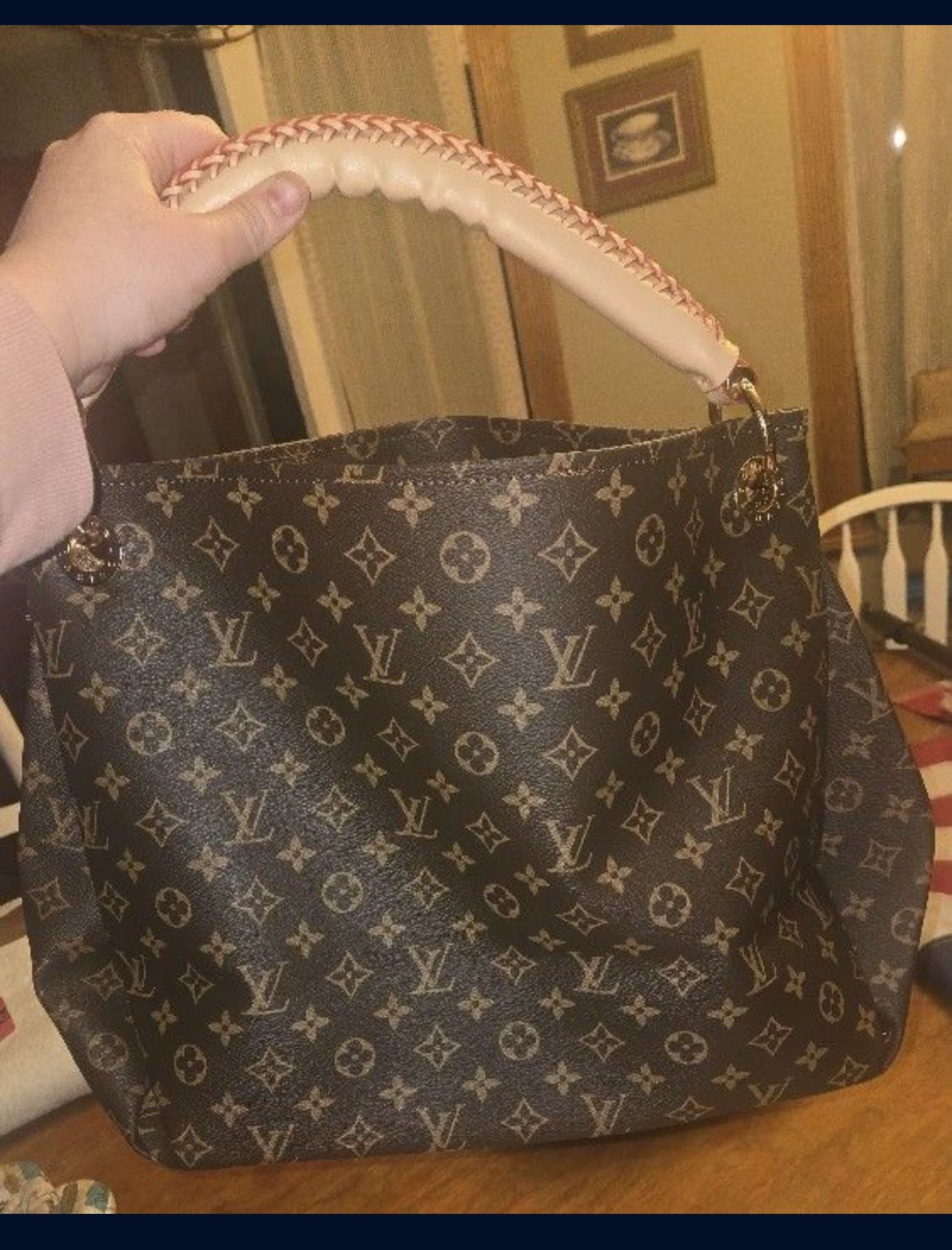 Beautiful Louis Vuitton Artsy MM Purse Bag. for Sale in San Antonio, TX ...