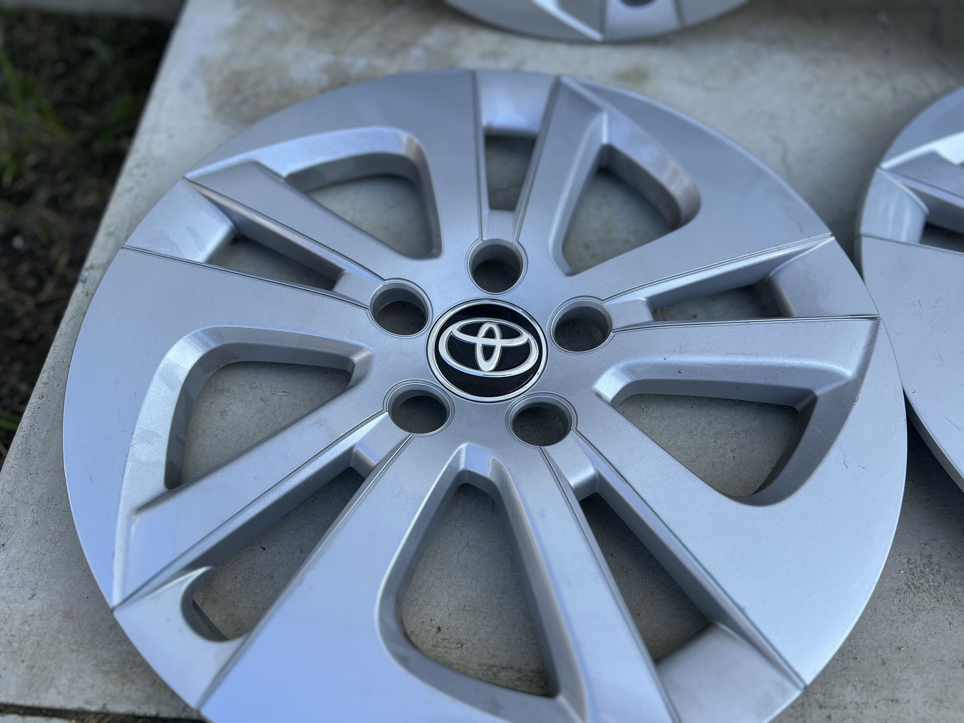 Toyota Prius Hubcaps 4th Gen for Sale in Westminster, CA - OfferUp