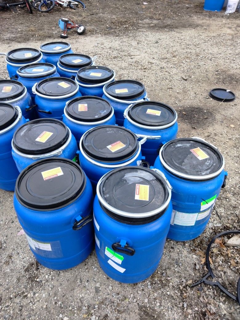 20. Gallon Plastic Barrels With Handles for Sale in Medford, NY - OfferUp