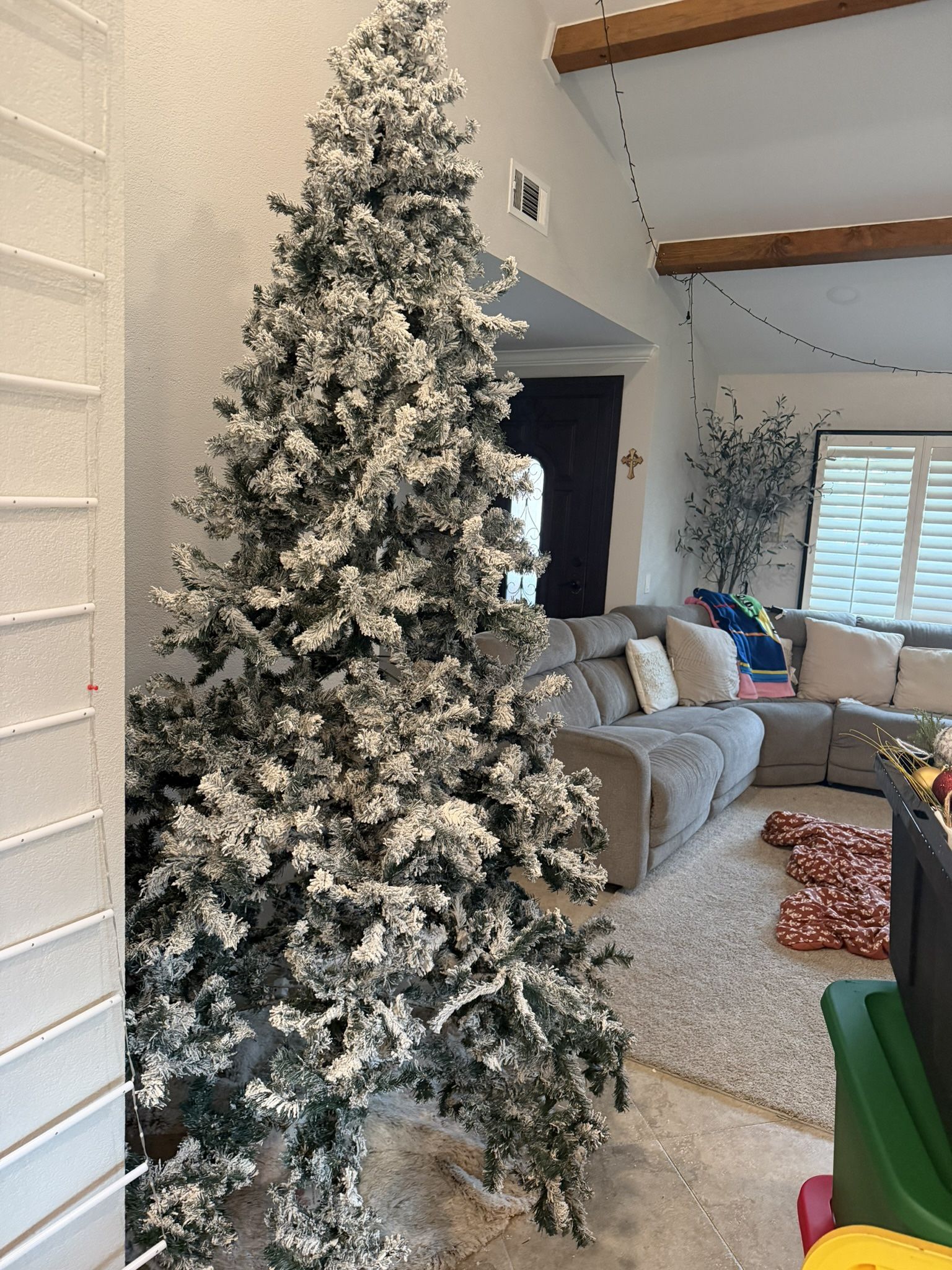 9ft Fake Christmas tree for Sale in Santa Ana, CA - OfferUp