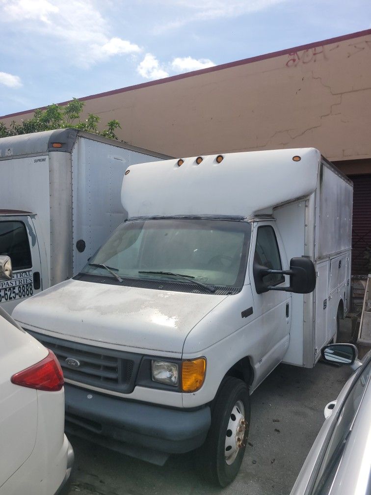 Ford Diesel Box Truck 6.0L for Sale in Miami, FL - OfferUp