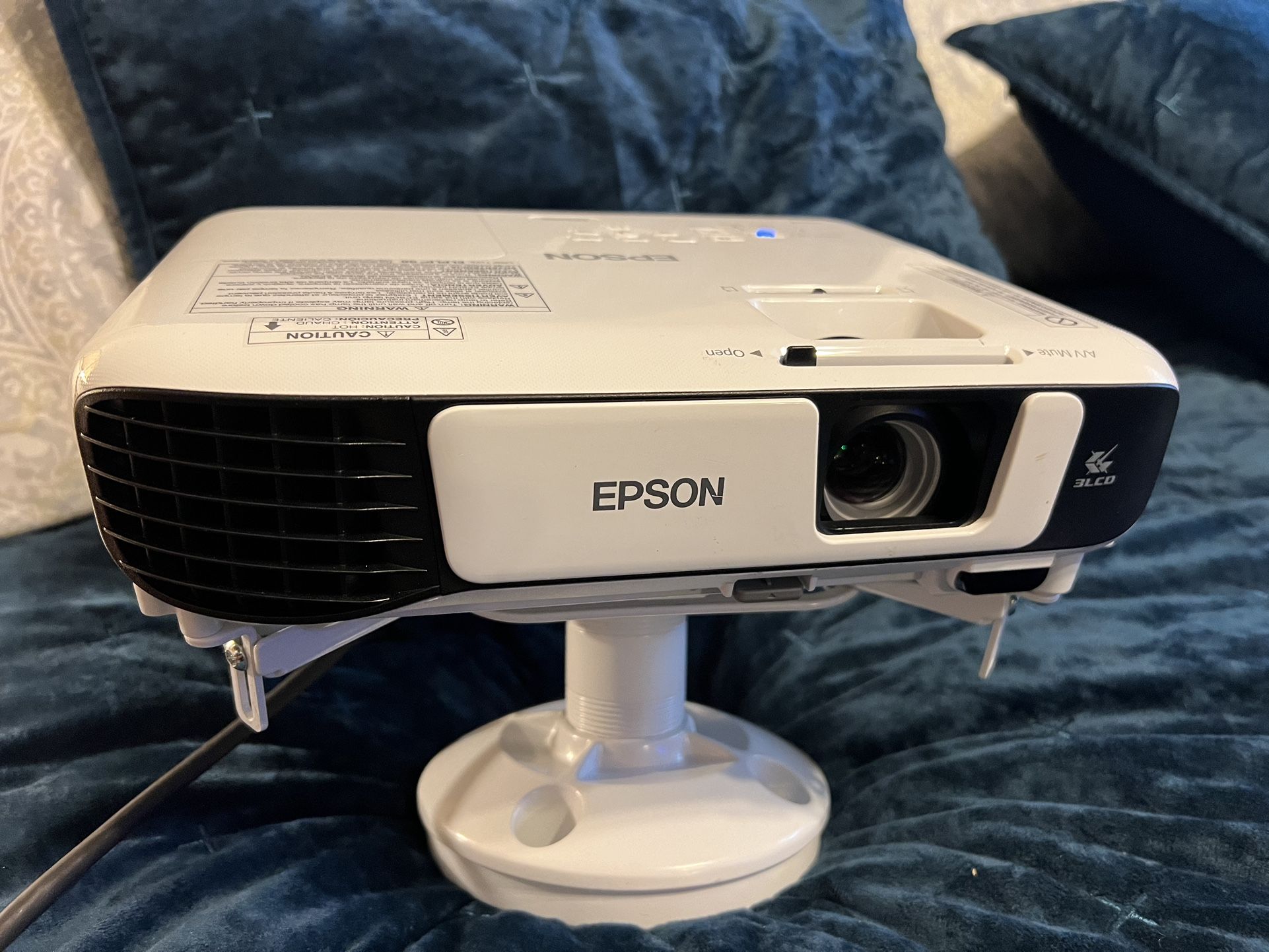 Epson Projector EX 5260 for Sale in Fresno, CA - OfferUp
