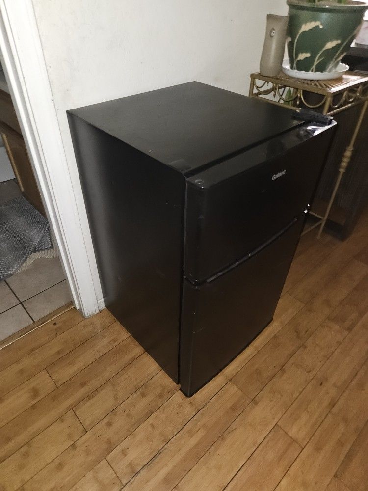 Mini Fridge In Perfect Condition for Sale in Avondale, AZ - OfferUp