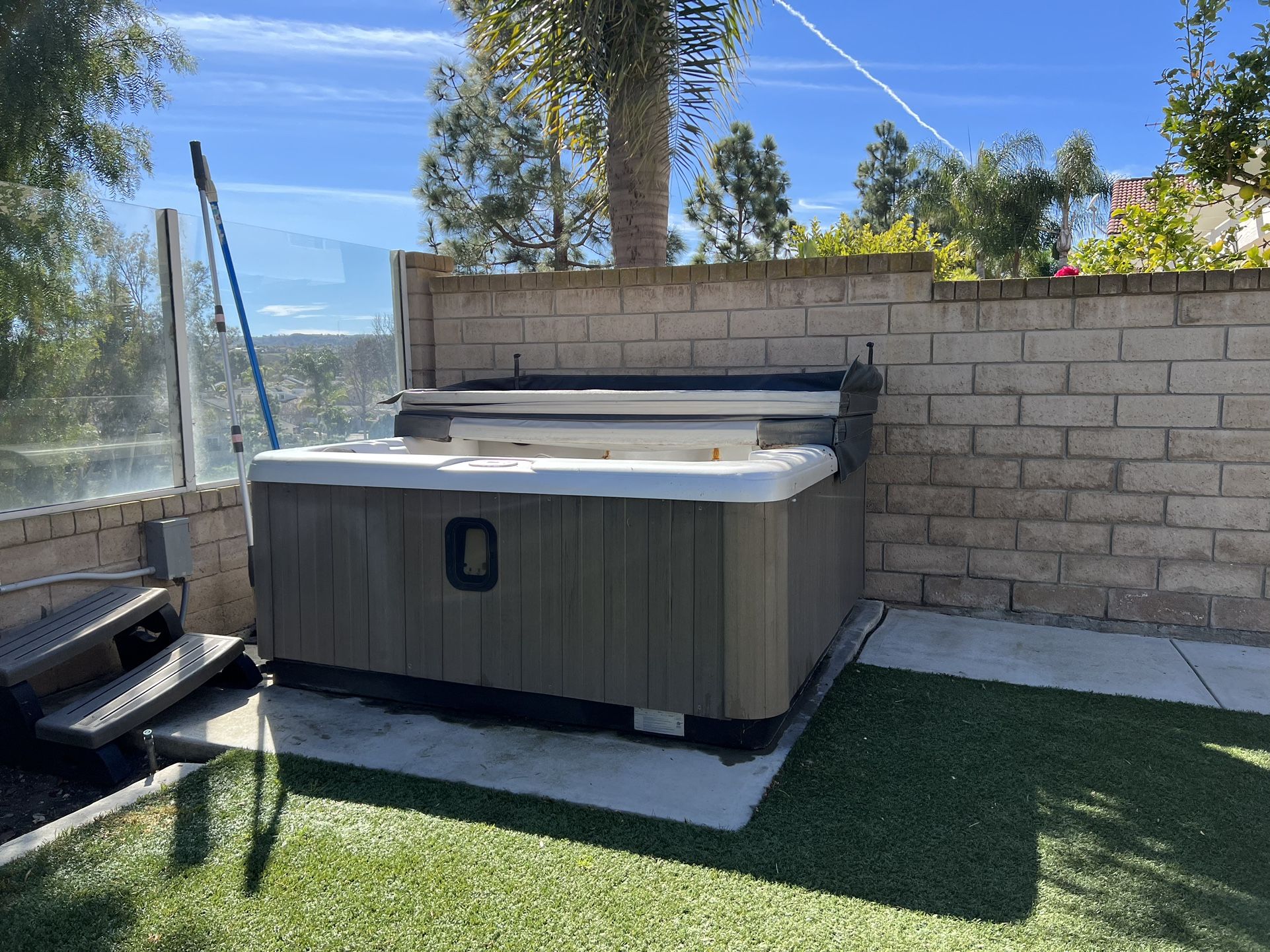 Spa/Jacuzzi (Maax Spa - Elite Spas Series) for Sale in Laguna Niguel, CA - OfferUp