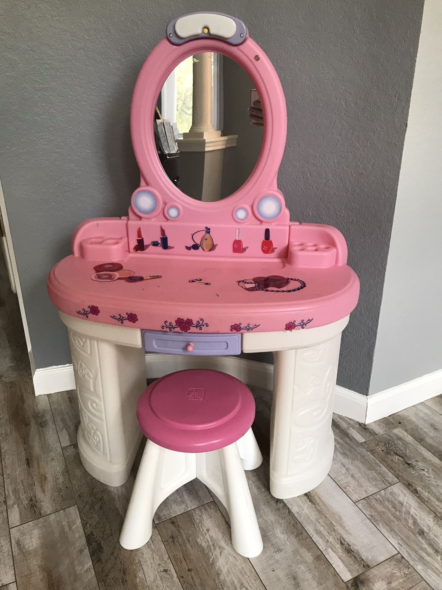 Step 2 Little Girls Vanity for Sale in San Antonio, TX - OfferUp