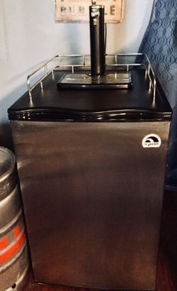 IGLOO 6 Cubic Feet Beer Kegerator with CO2 Tank and Kit Stainless Steel for Sale in Alpharetta GA OfferUp