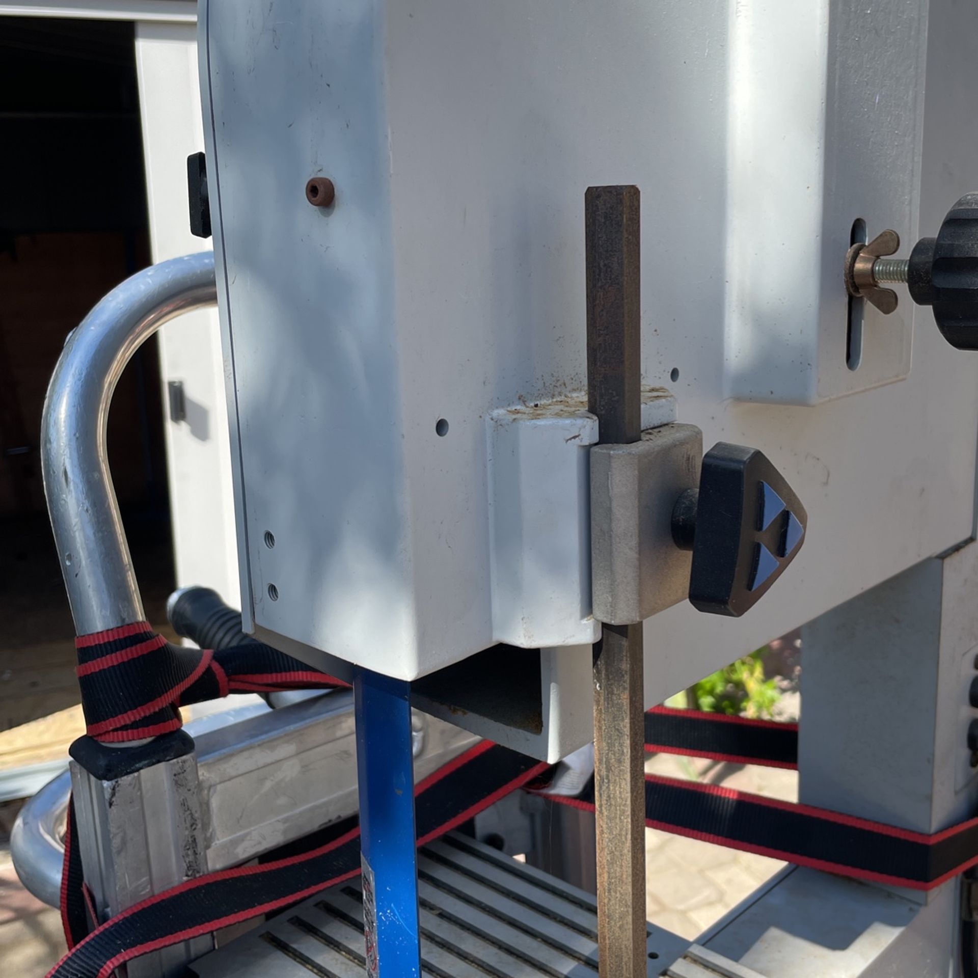 The Delta ShopMaster Model BS220LS 12 Band Saw has a powerful 1 2 HP induction motor for smooth performance and long life. Tools Machinery
