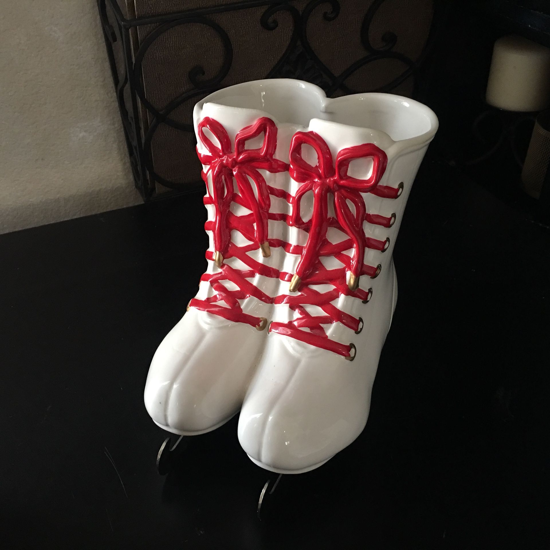 Unbranded* 8x5.5x8" ICE SKATE Shaped Winter/Holiday Figural PLANTER ...