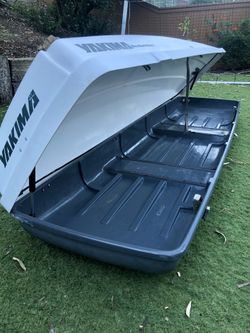 Yakima RocketBox 16 white rooftop cargo box (like Thule) for Sale in ...