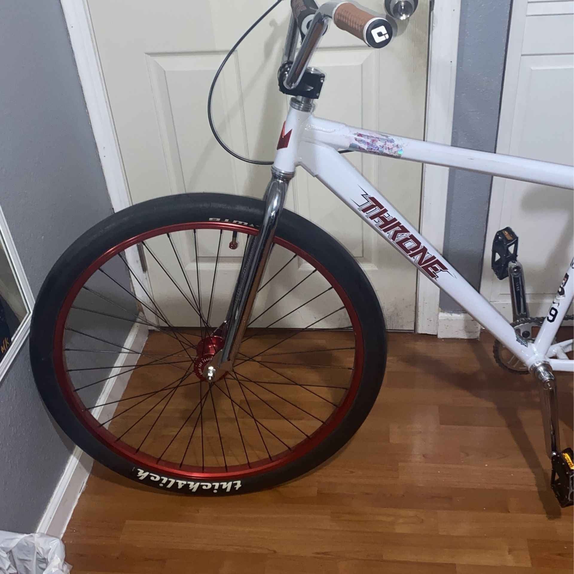 29” White Crimson Throne Bike for Sale in San Jose, CA - OfferUp