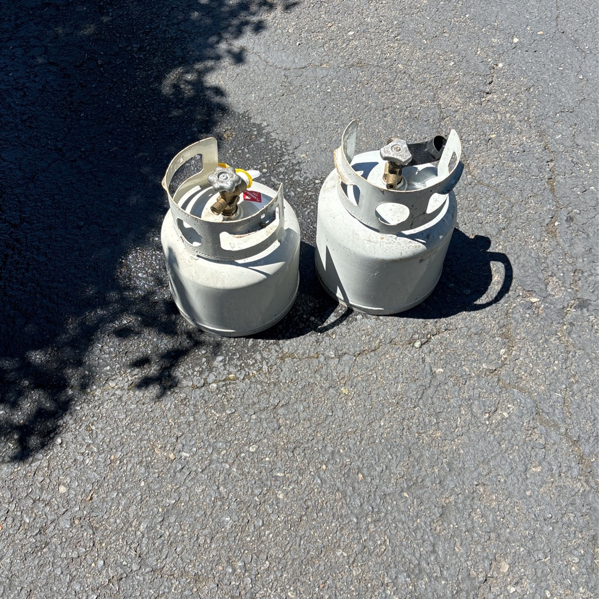 2 Small Propane Tanks (1) 10.5 Lbs… (1) 11.0 Lbs for Sale in Buckley ...