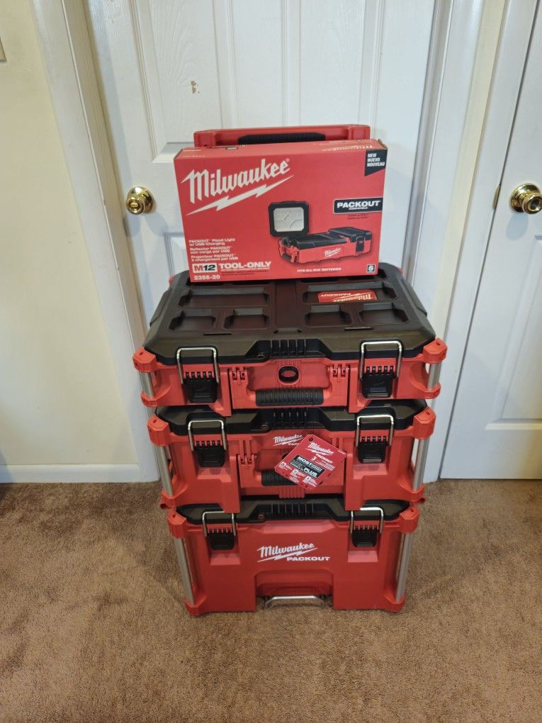 PACKOUT "STACK" w/ 1400 Lumen PACKOUT M12 Floodlight w/USB Charging for ...