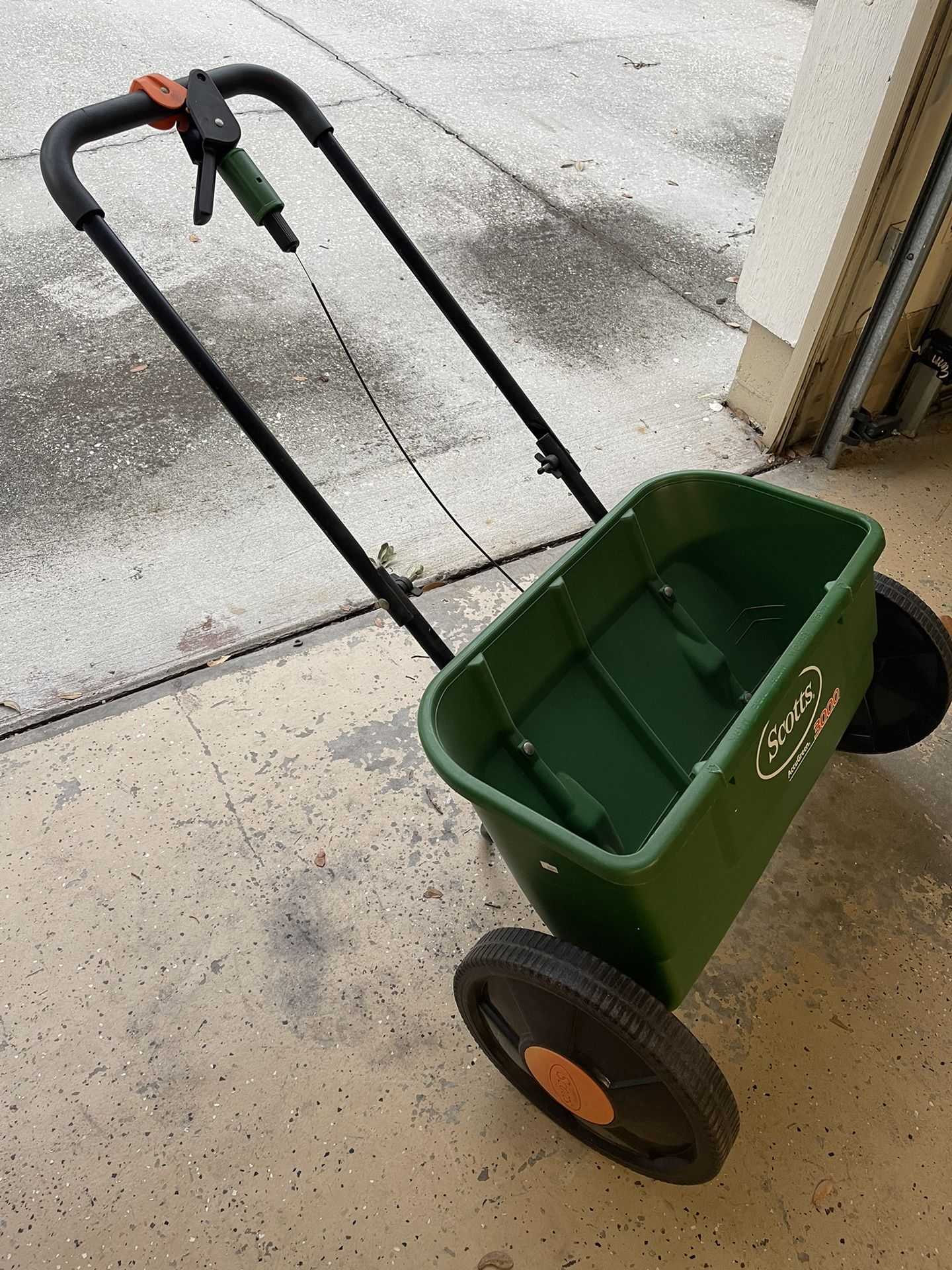 Scott’s Seed/Fertilizer Spreader for Sale in St. Petersburg, FL - OfferUp