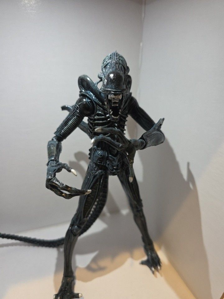 NECA Ultimate Edition Aliens Warrior Blue 9" Figure Xenomorph Action ...