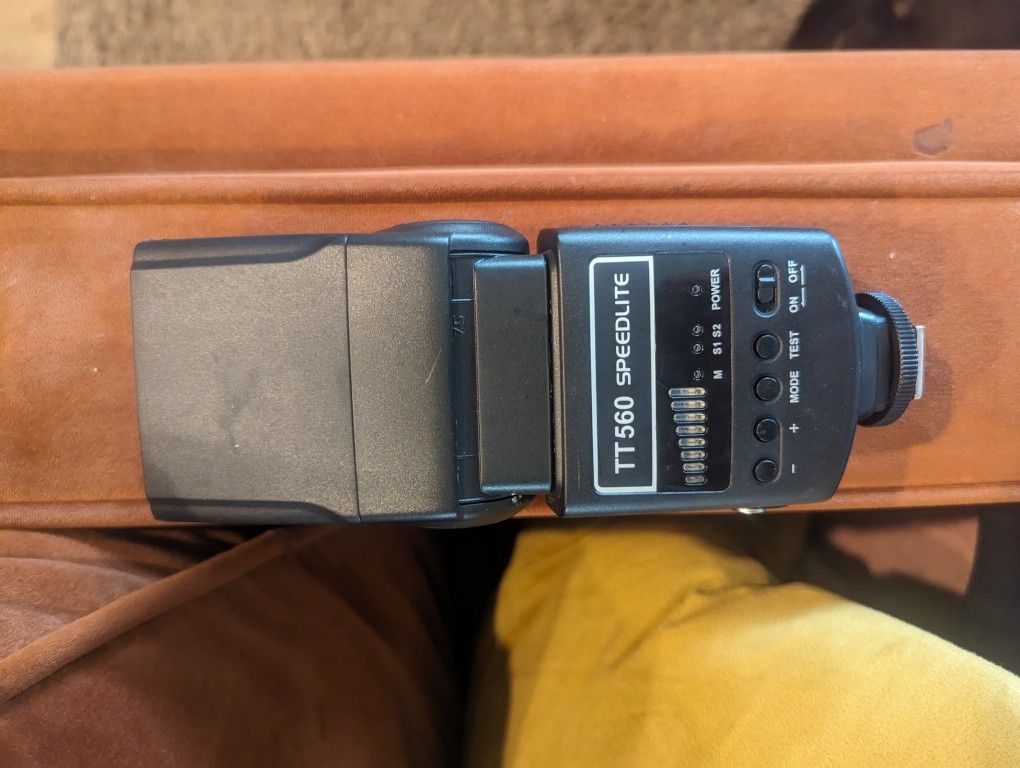 NEEWER TT560 Camera Flash Speedlite 5500K for Sale in Baytown, TX - OfferUp