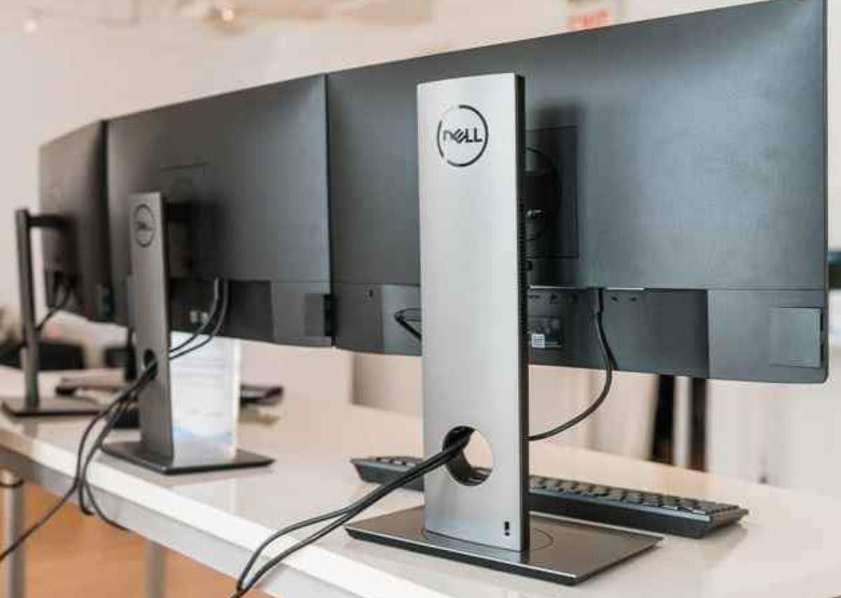 20" Dell Monitors Mounting on Rotating Stands 125 Available Only $50 ...