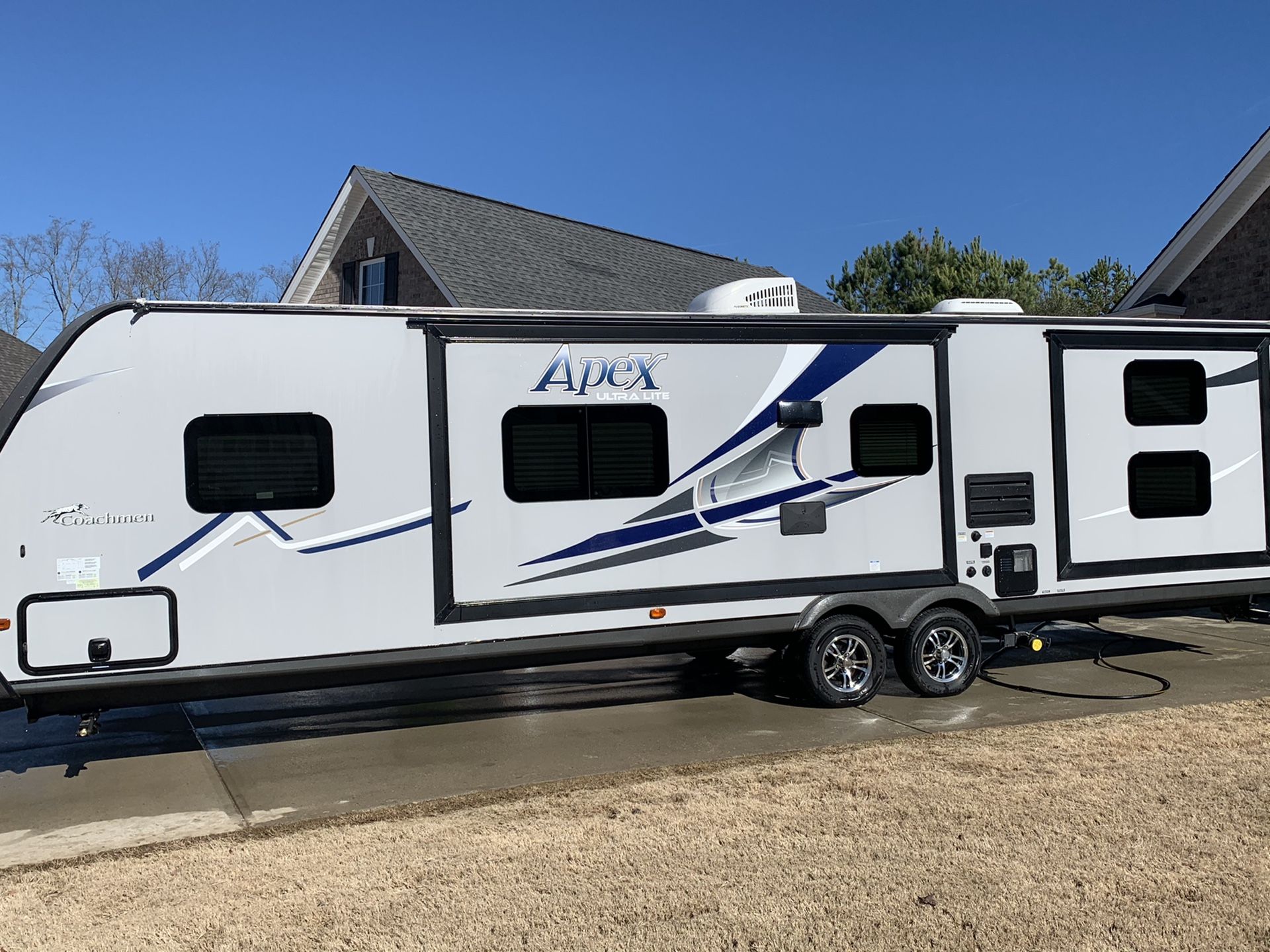 2018 Coachman Apex Ultra-Lite 300bhs for Sale in Simpsonville, SC - OfferUp