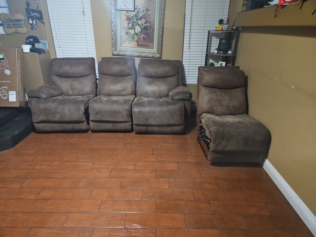 Free Couches Must Pick Up Right Now for Sale in Las Vegas, NV - OfferUp