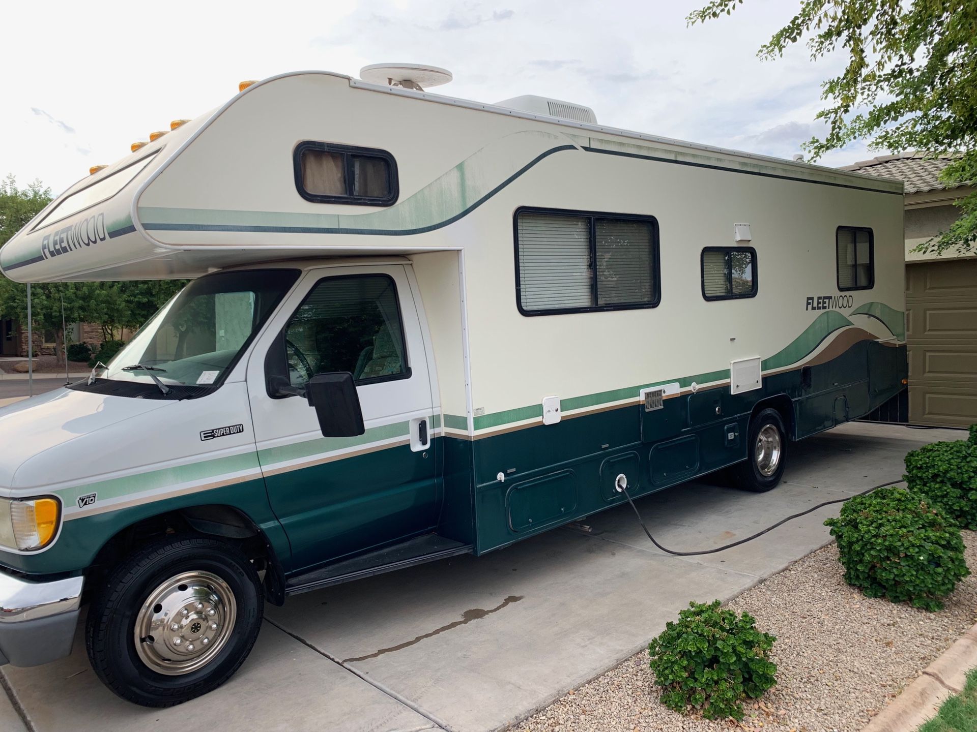 2000 Fleetwood 28ft RV its a Class c model sets on a ford chassis with ...