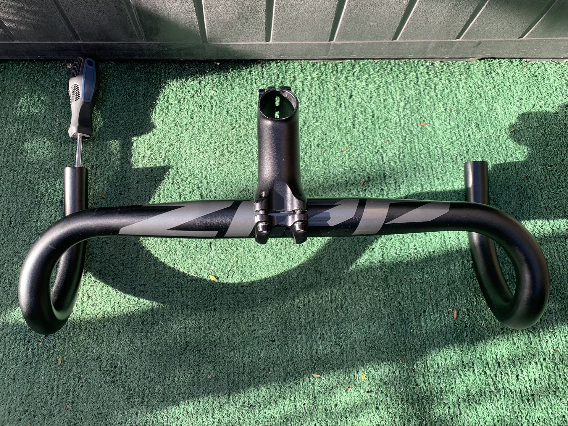 Zipp Sl 80 Drop Bars 40cm / 90mm Stem for Sale in Los Angeles, CA - OfferUp